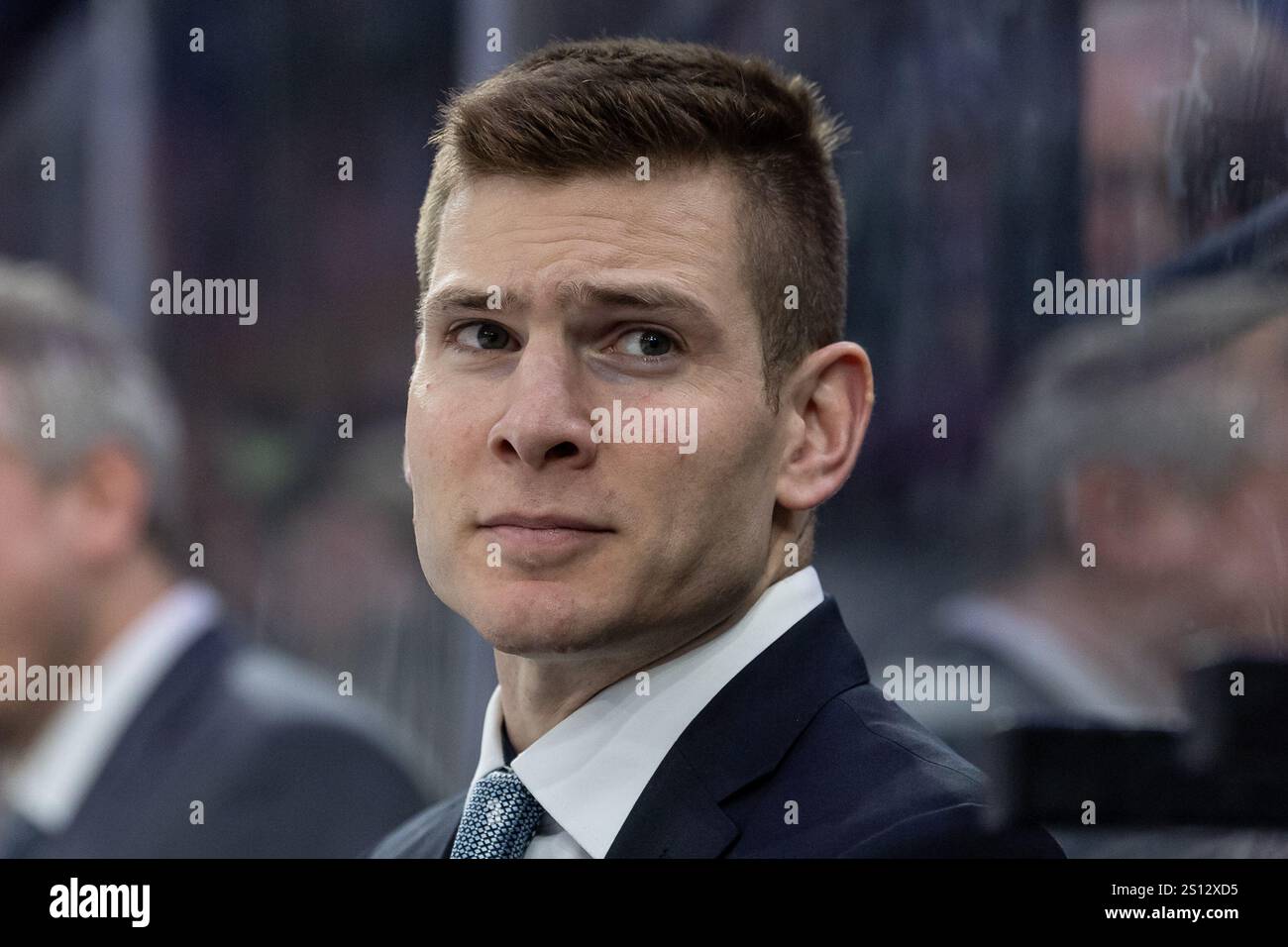 Der verletzte Ben Smith (EHC Red Bull Muenchen, #12) fungierte als Co ...