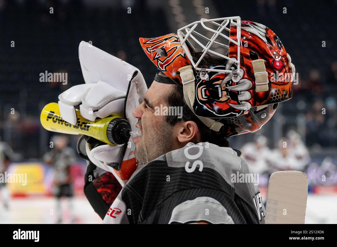 Hannibal Weitzmann (Torwart, Grizzlys Wolfsburg, #67) beim Warmup mit ...