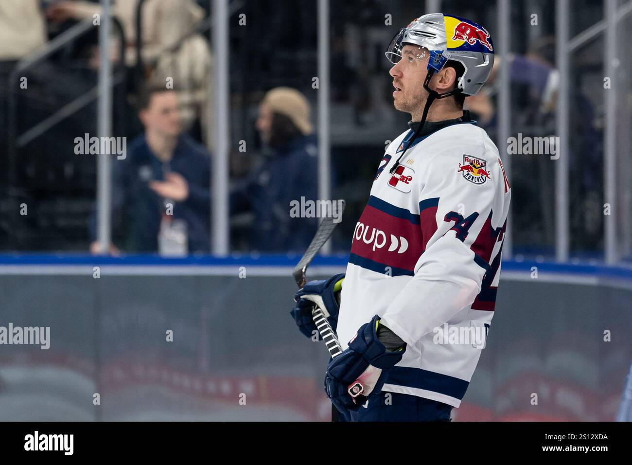 Jonathan Blum (EHC Red Bull Muenchen, #24) beim Warmup. GER, EHC Red Bull Muenchen vs. Grizzlys ...