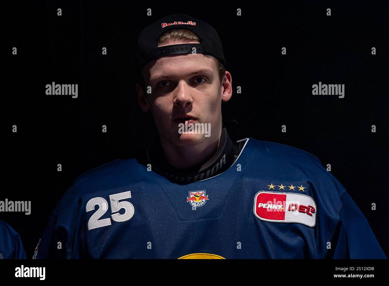 Simon Wolf (Torwart, EHC Red Bull Muenchen, #25) im Spielertunnel. GER ...