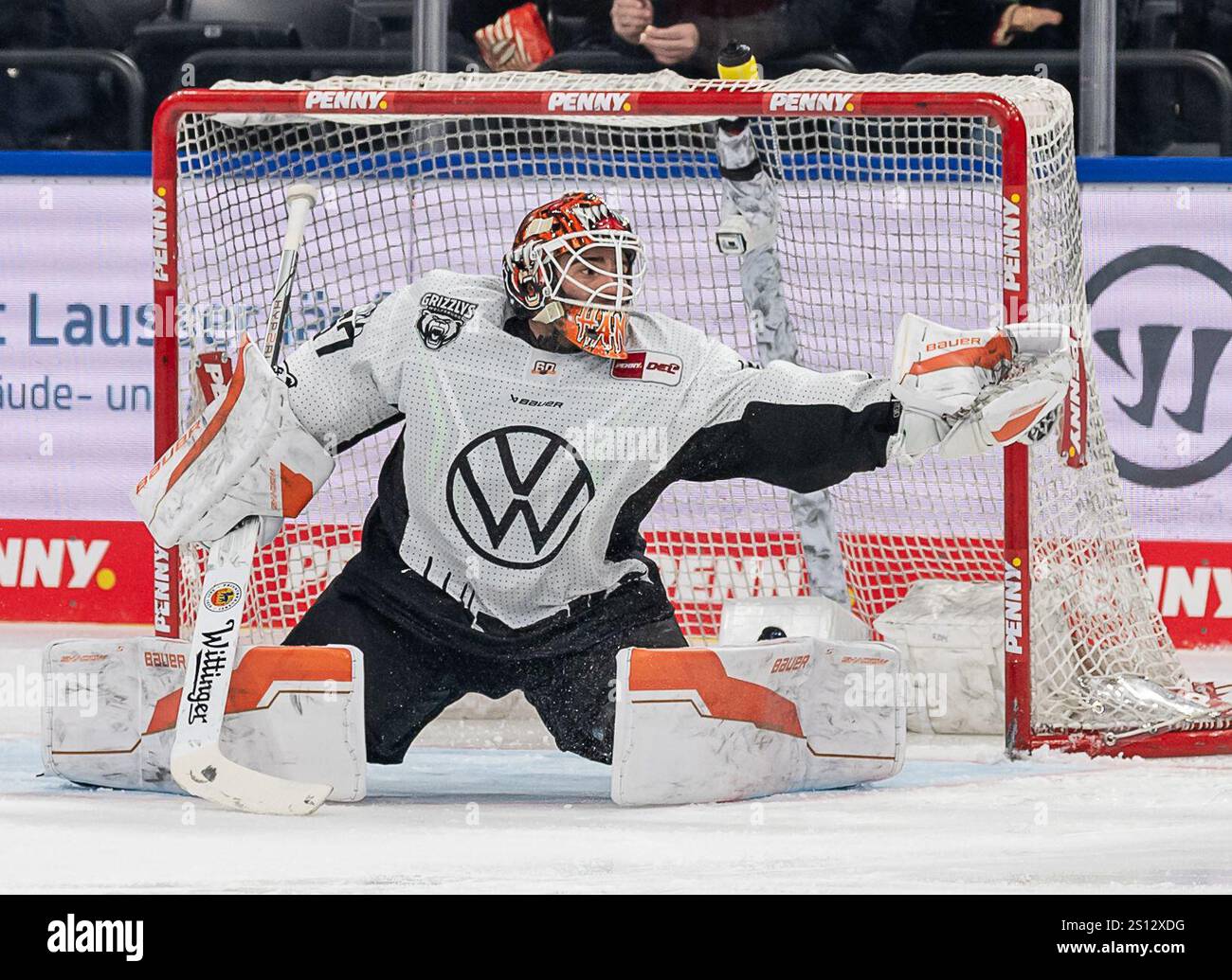 Hannibal Weitzmann (Torwart, Grizzlys Wolfsburg, #67). GER, EHC Red ...