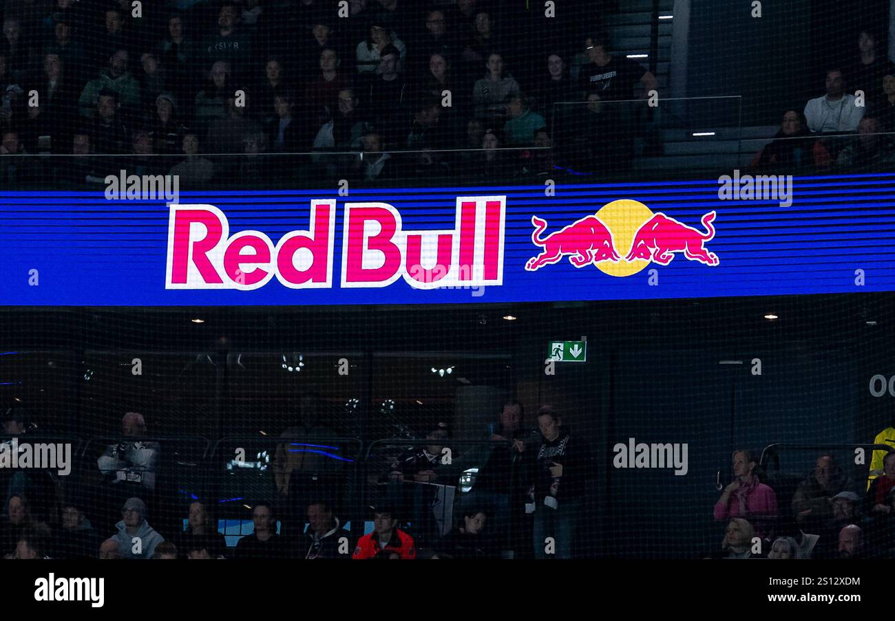 Schriftzug und Logo von Red Bull an LED - Bande. GER, EHC Red Bull Muenchen vs. Grizzlys ...