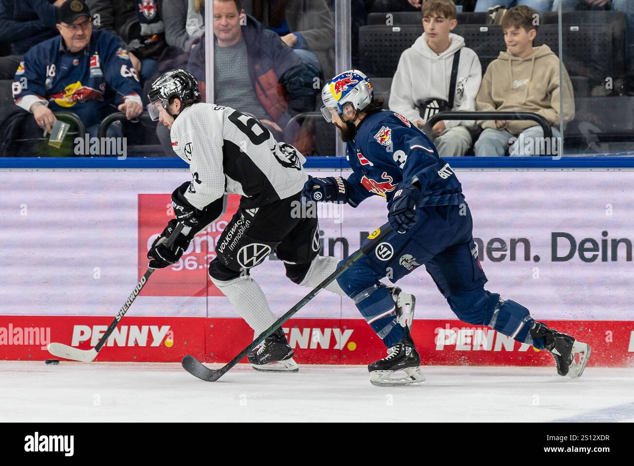 Kampf um den Puck / Zweikampf zwischen Ryan OConnor (Grizzlys Wolfsburg ...