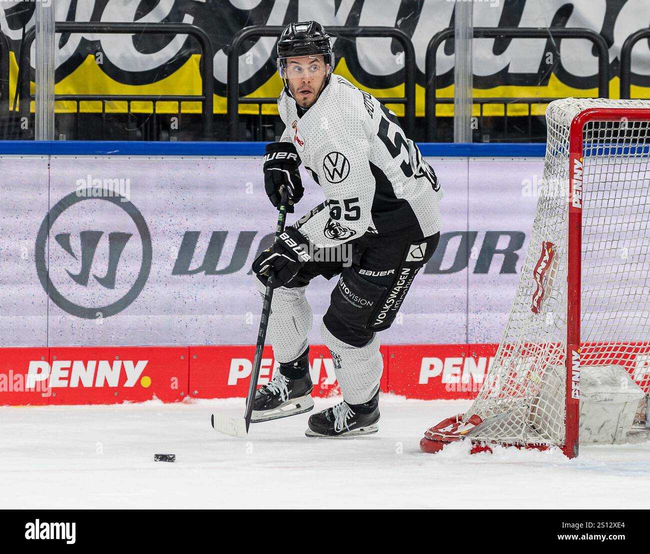 Ryan Button (Grizzlys Wolfsburg, #55). GER, EHC Red Bull Muenchen vs ...