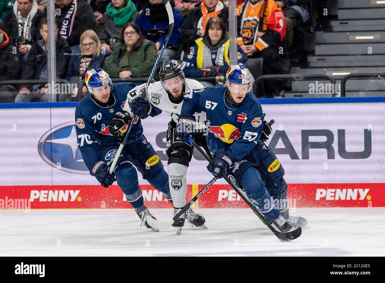 Kampf um den Puck / Zweikampf zwischen Emil Johansson (EHC Red Bull ...