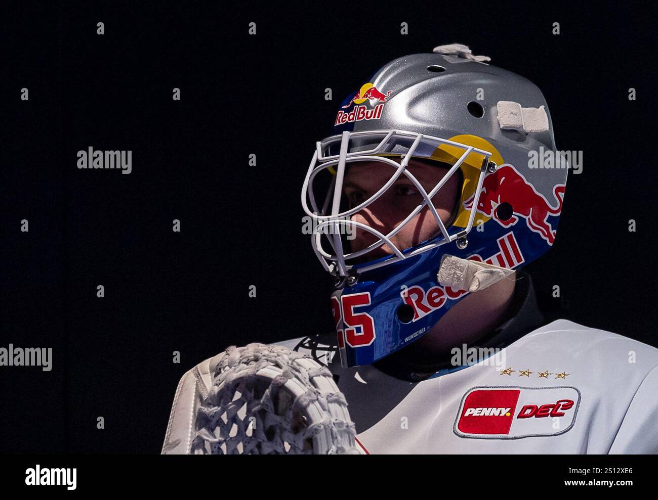 Simon Wolf (Torwart, EHC Red Bull Muenchen, #25) im Spielertunnel ...