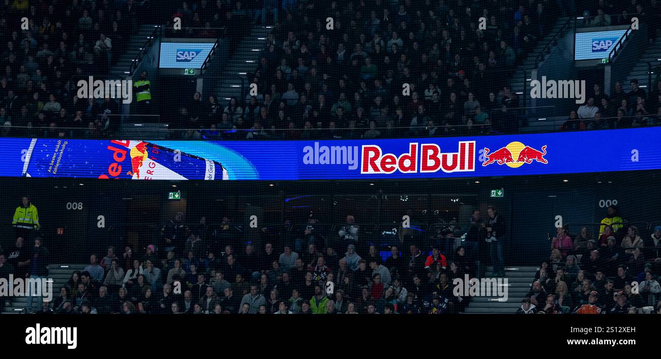 Stilisierte Dose, Schriftzug und Logo von Red Bull an LED - Bande. GER, EHC Red Bull Muenchen vs ...