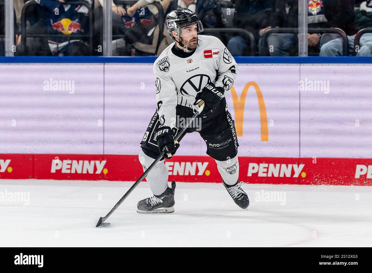 Ryan OConnor (Grizzlys Wolfsburg, #6). GER, EHC Red Bull Muenchen vs ...