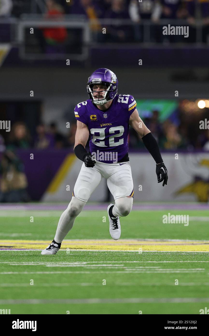 Minnesota Vikings safety Harrison Smith moves across the field against ...