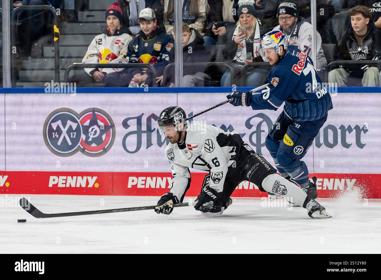 Muenchen, Deutschland. 30th Dec, 2024. Kampf um den Puck/Zweikampf ...