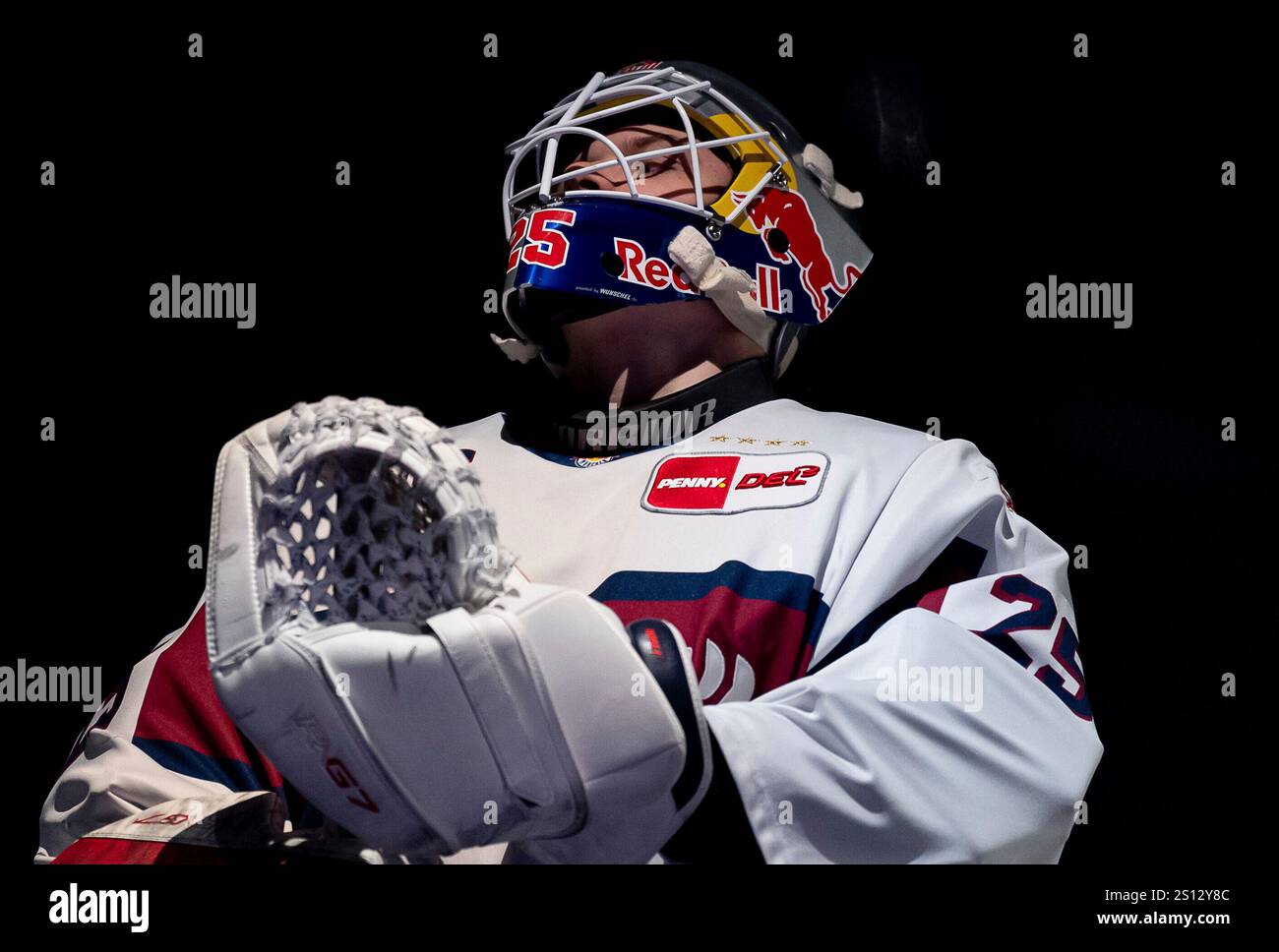 Simon Wolf (Torwart, EHC Red Bull Muenchen, #25) im Spielertunnel. GER ...