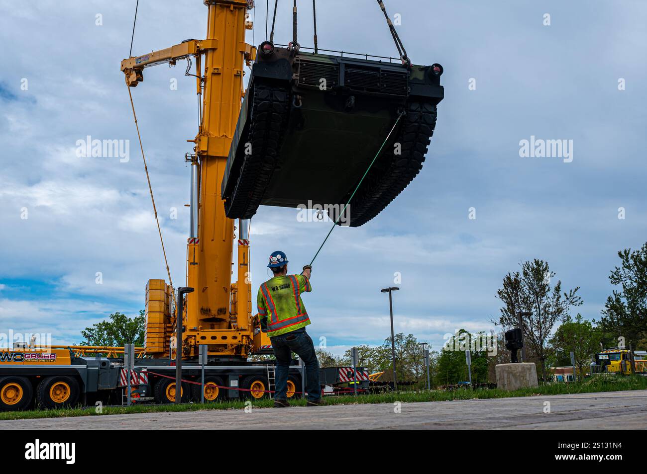 Taylor Simpson W.O. Grubb Crane Rental oiler guides the M2A1 Abrams ...
