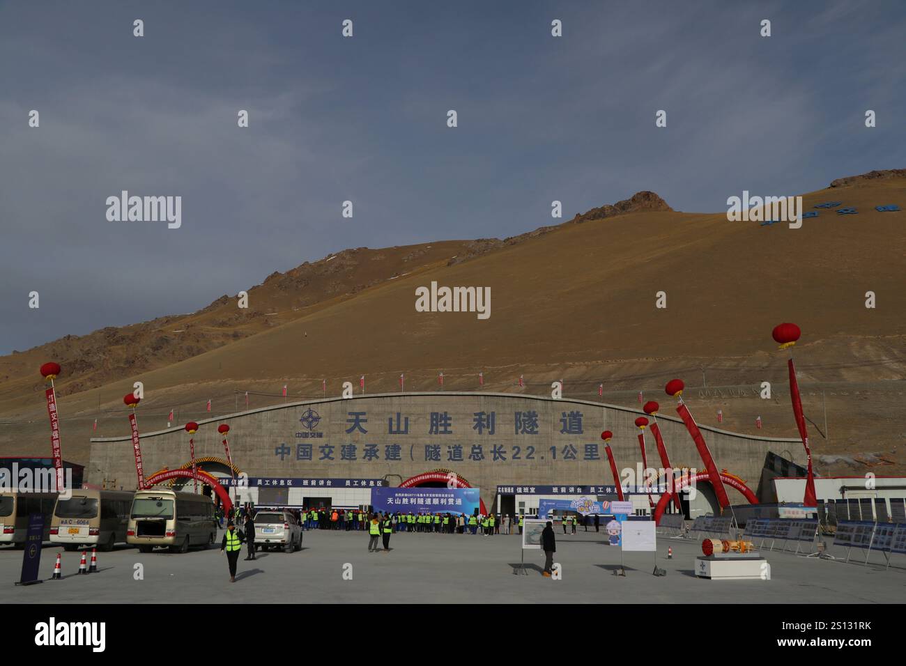 Xinjiang,China.30th December 2024. Workers are seen at the construction ...