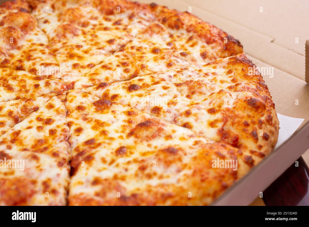 A view of a cheese pizza inside a pizza box Stock Photo - Alamy