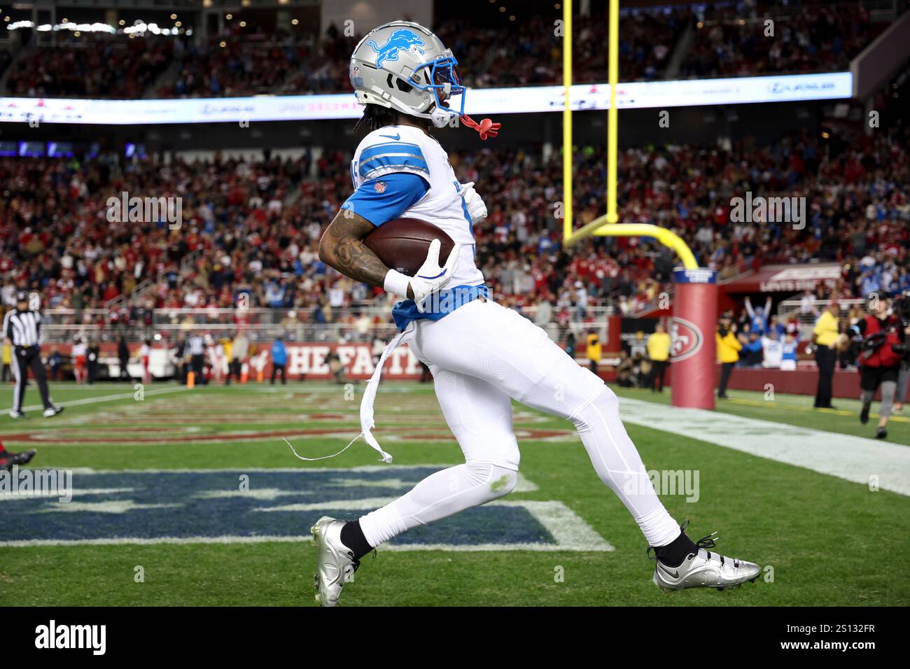 Detroit Lions wide receiver Jameson Williams (9) scores a touchdown ...