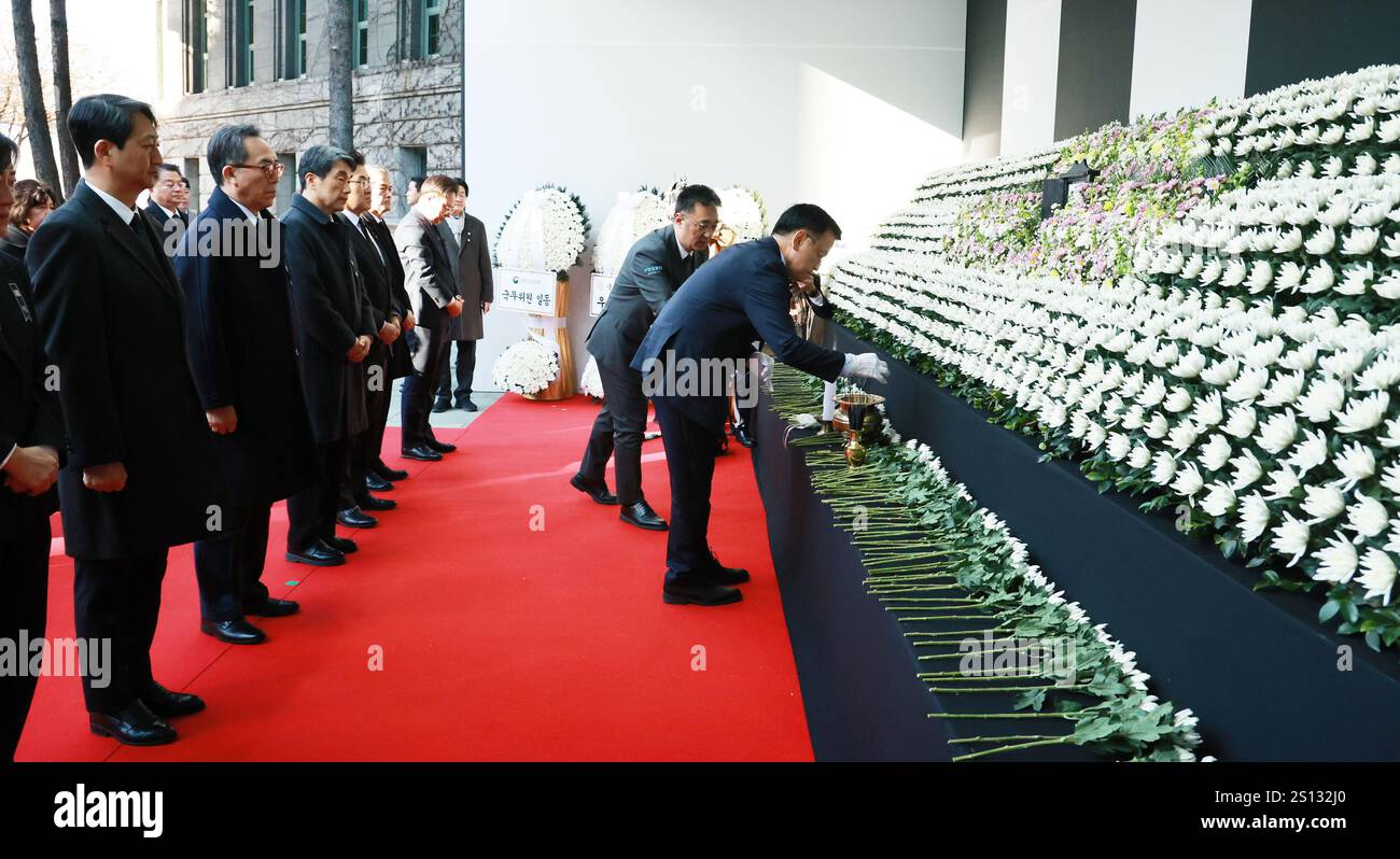Acting president's tribute Acting President Choi Sang-mok and Cabinet ministers lay flowers at a ...