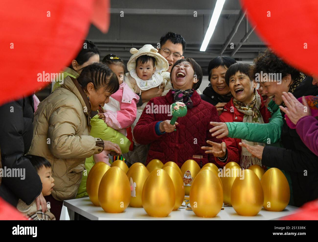 (241231) -- BEIJING, Dec. 31, 2024 (Xinhua) -- Residents smash "golden ...