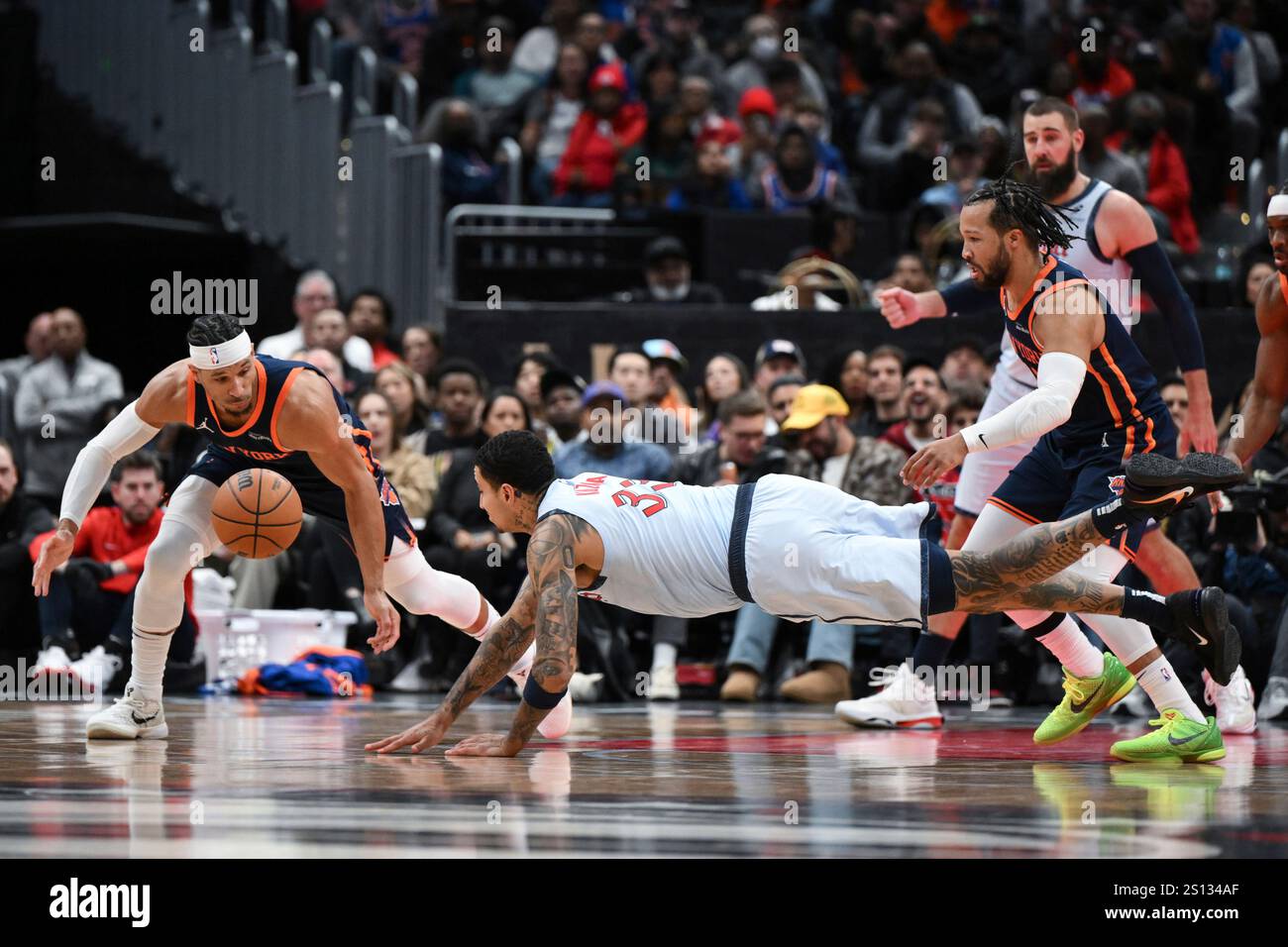 Washington Wizards forward Kyle Kuzma (33) loses possession and dives ...