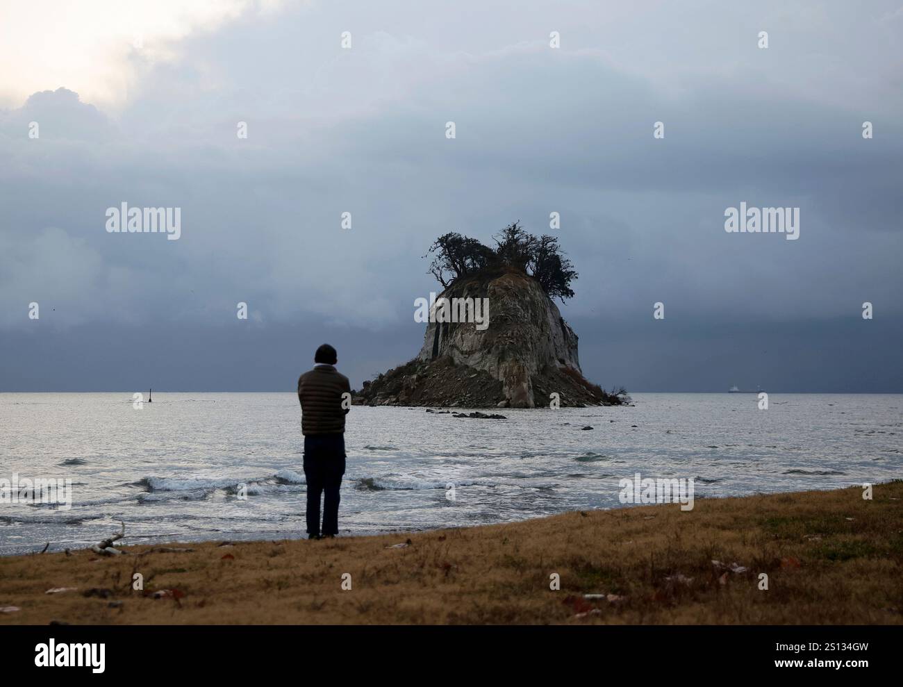 A slight morning glow prevails over Mitsukejima Island in Suzu City ...