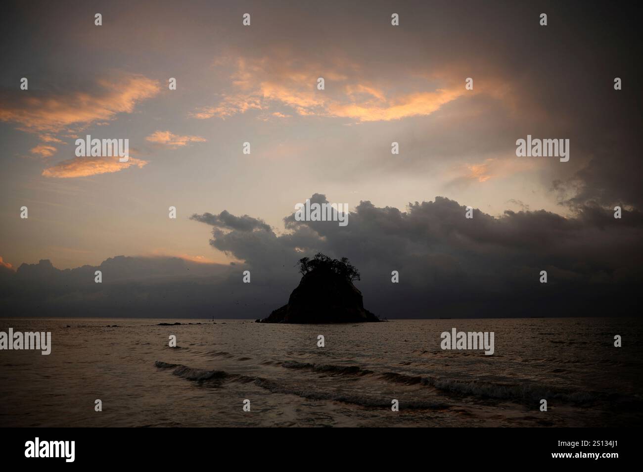 A slight morning glow prevails over Mitsukejima Island in Suzu City ...