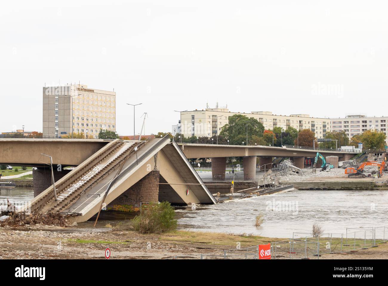 Dresden Carola bridge (Carolabrücke) failed due to instability and ...