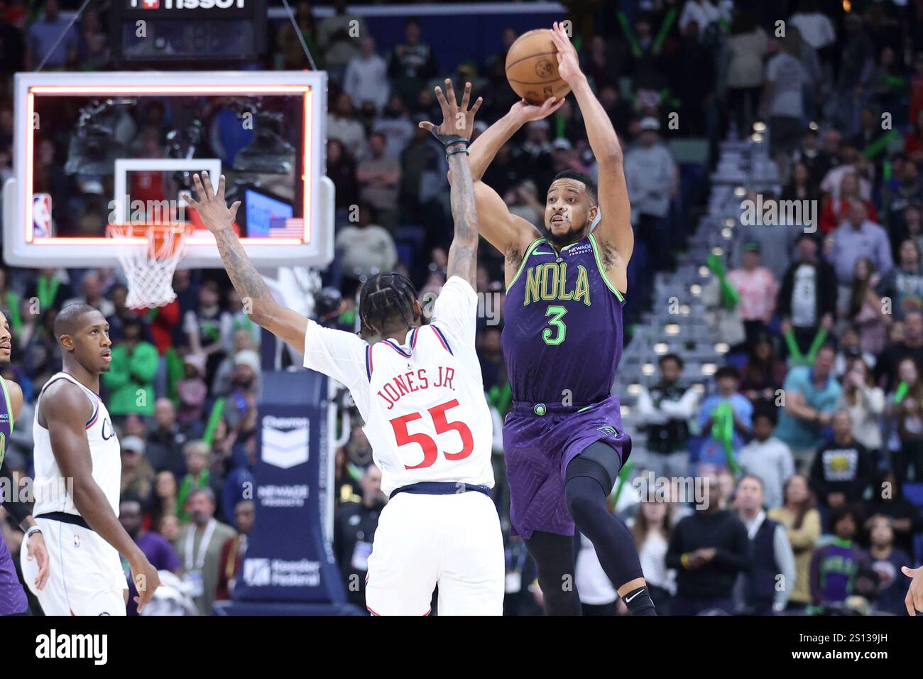 New Orleans Pelicans guard CJ McCollum (3) attempts a last second half ...