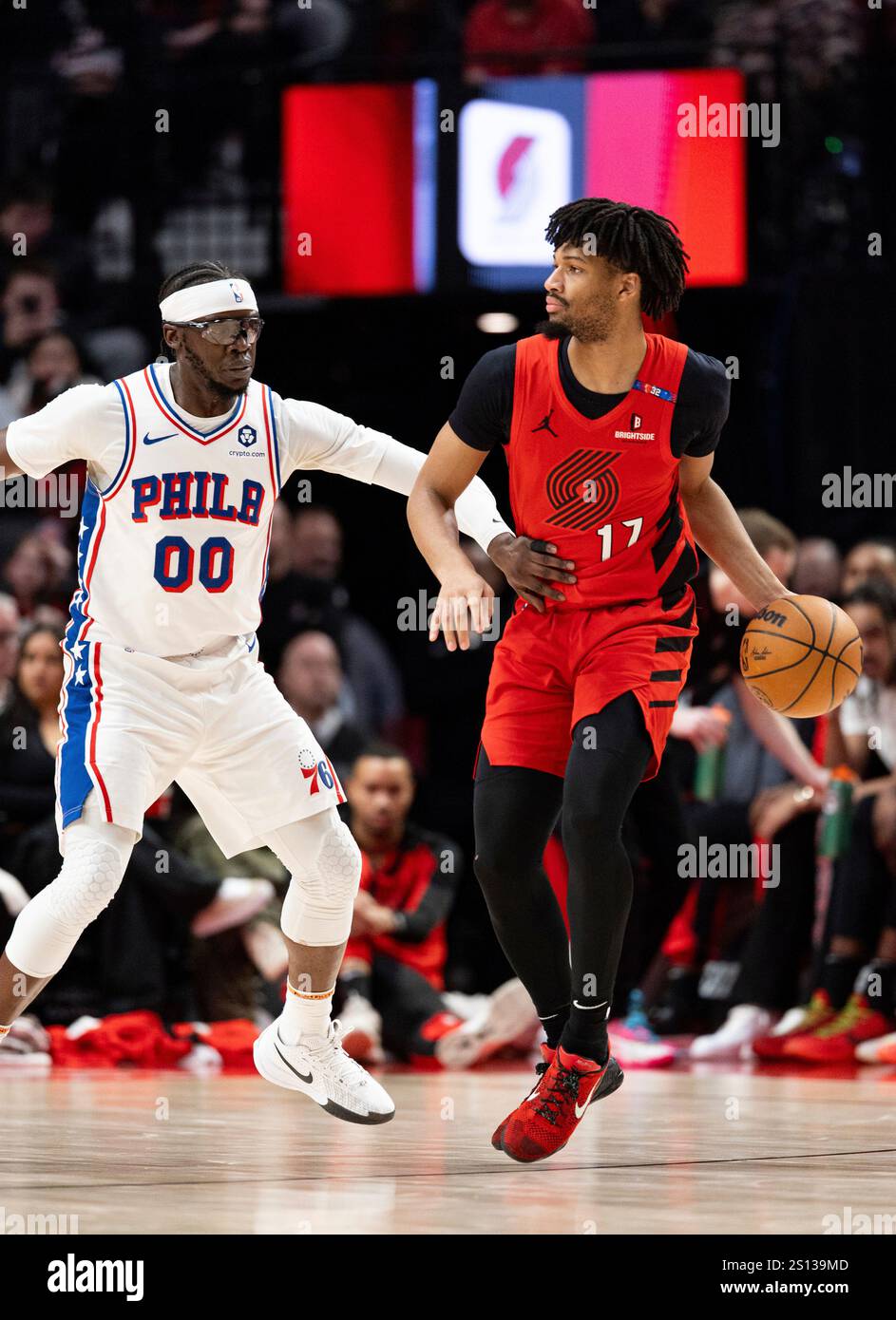 Portland Trail Blazers guard Shaedon Sharpe, right, dribbles against ...