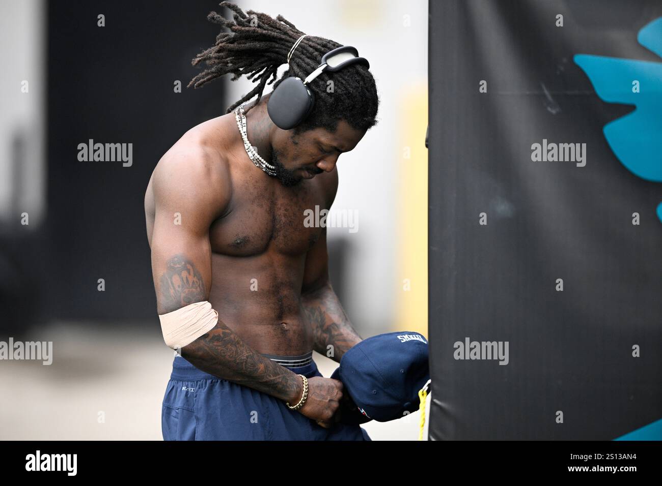 Tennessee Titans cornerback Jarvis Brownlee Jr. signs autographs for ...