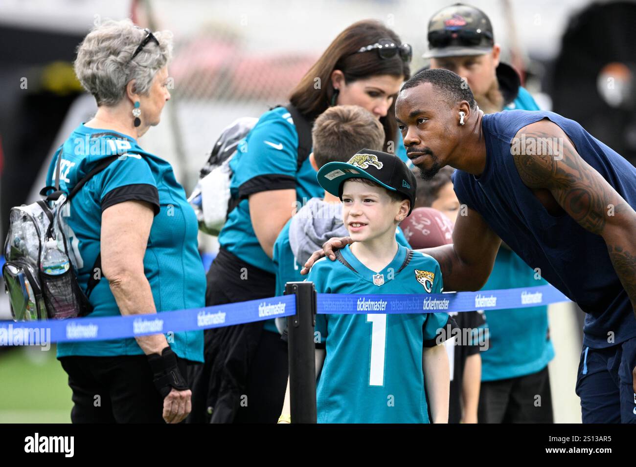 Tennessee Titans cornerback Justin Hardee Sr., right, poses with ...