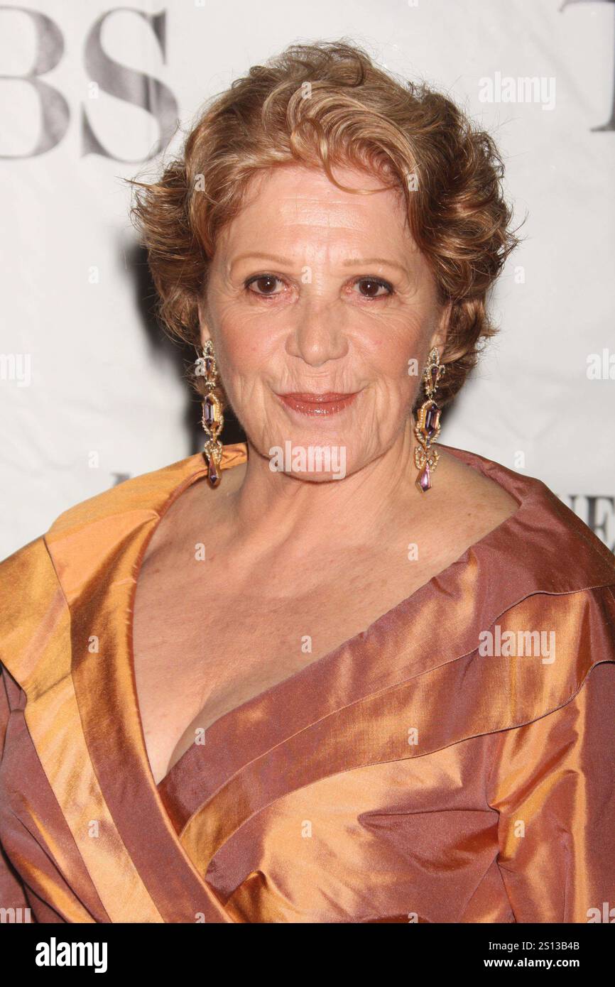 Linda Lavin attends The American Theatre Wing's 64th Annual Tony Awards ...