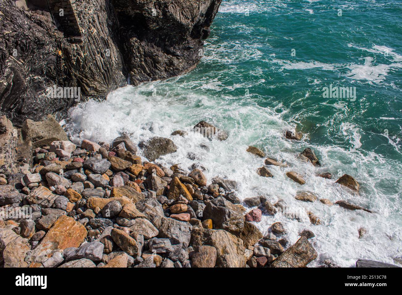 cinque terre italy rocky shore Stock Photo - Alamy