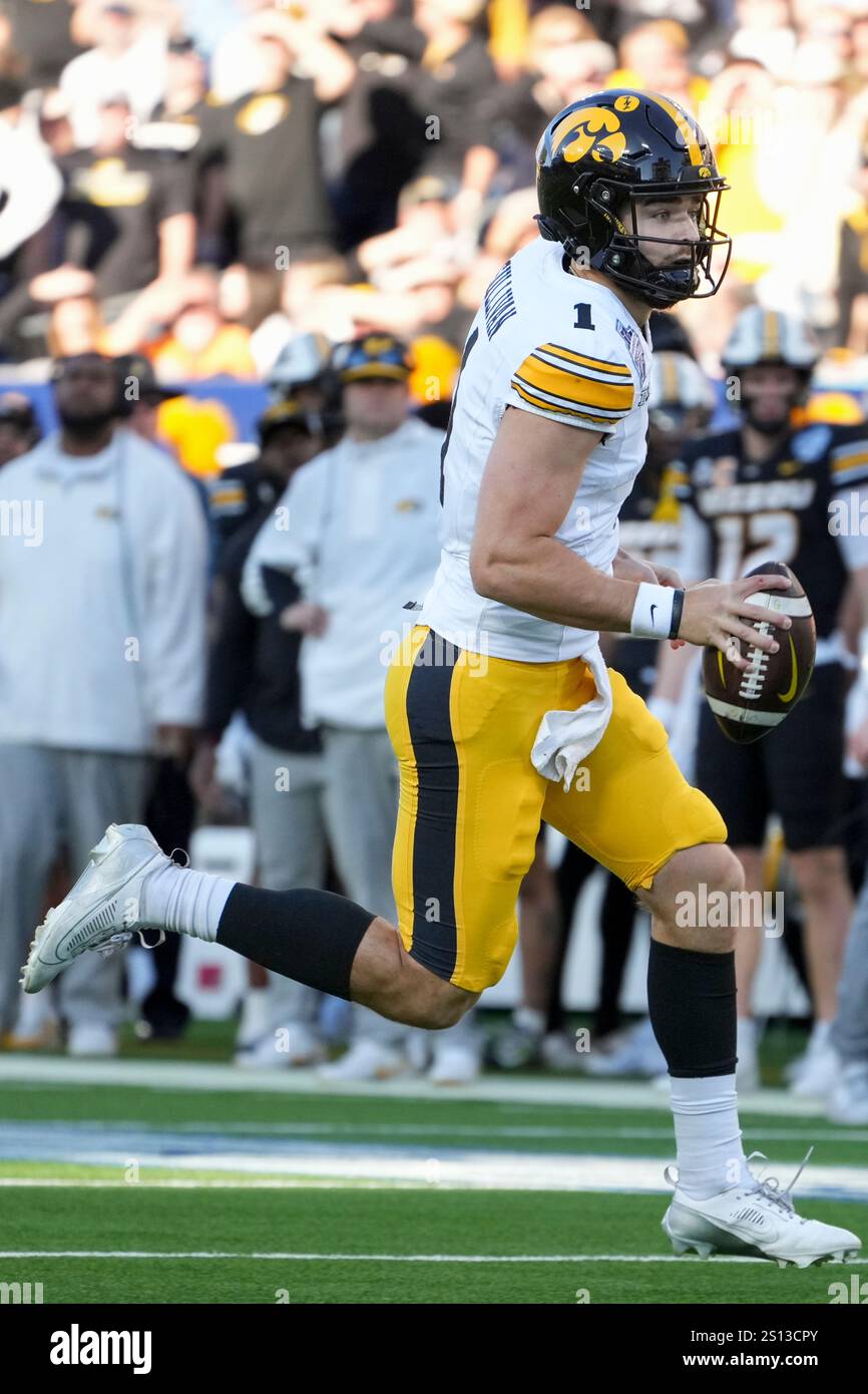 Iowa quarterback Brendan Sullivan (1) plays during the first half of ...