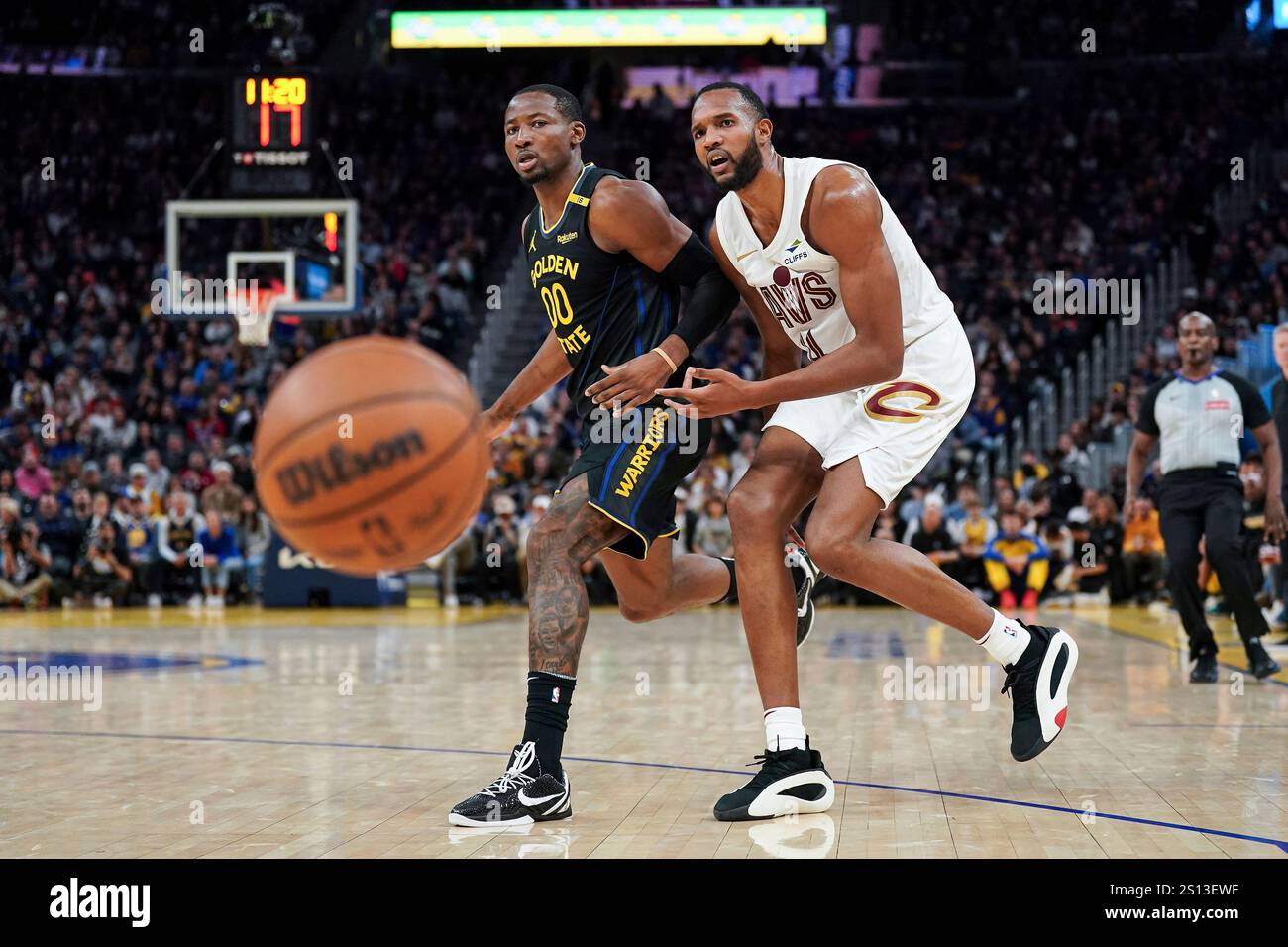 Golden State Warriors forward Jonathan Kuminga, left, battles for the ...