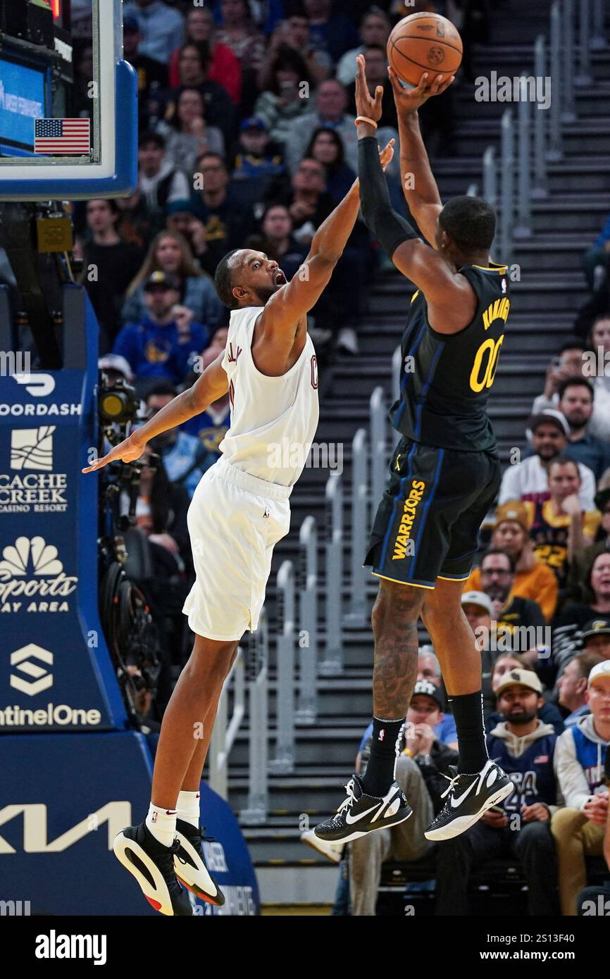 Golden State Warriors forward Jonathan Kuminga, right, shoots a basket ...