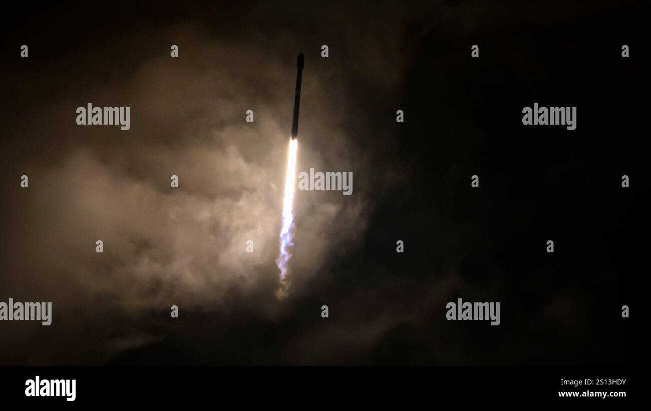 Merritt Island, Florida, USA. 31st Dec, 2024. A SpaceX Falcon 9 rocket ...