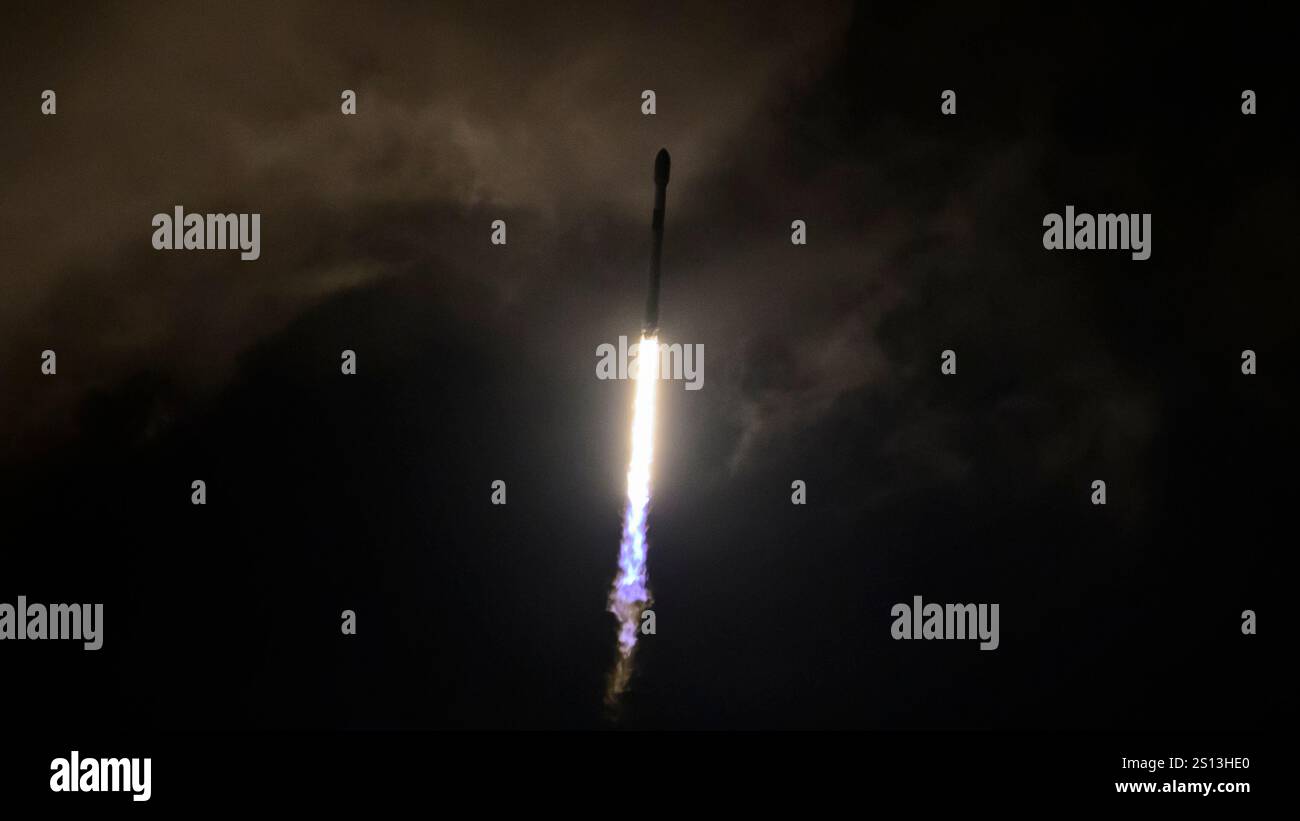 Merritt Island, Florida, USA. 31st Dec, 2024. A SpaceX Falcon 9 rocket carrying 21 Starlink ...