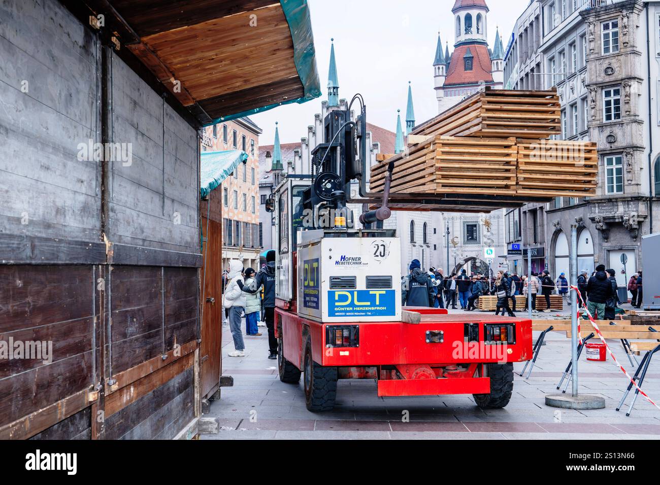 Abbau des Christkindlmarkts auf dem Marienplatz, München, 27. Dezember ...