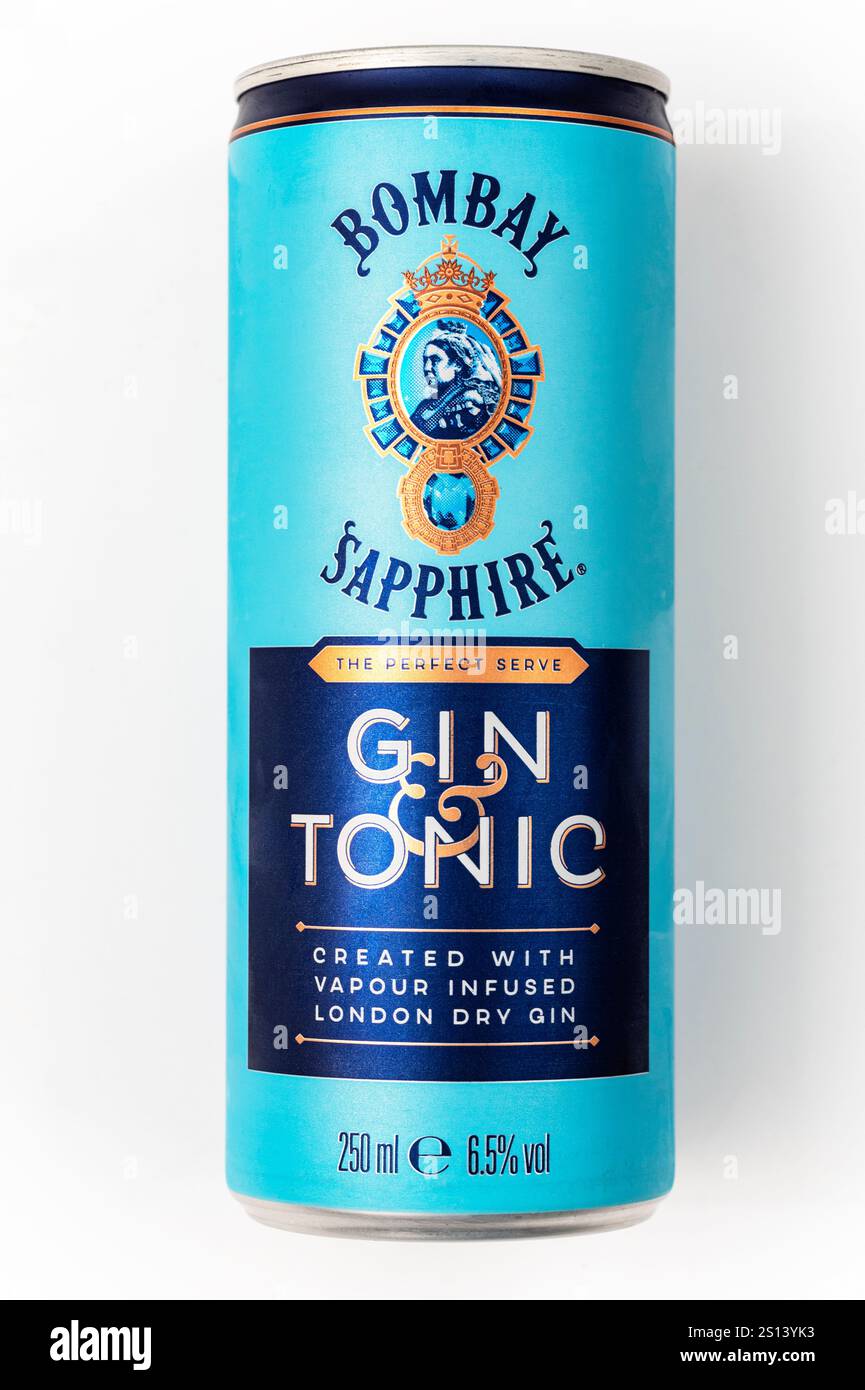 Bombay Sapphire gin & tonic Stock Photo - Alamy