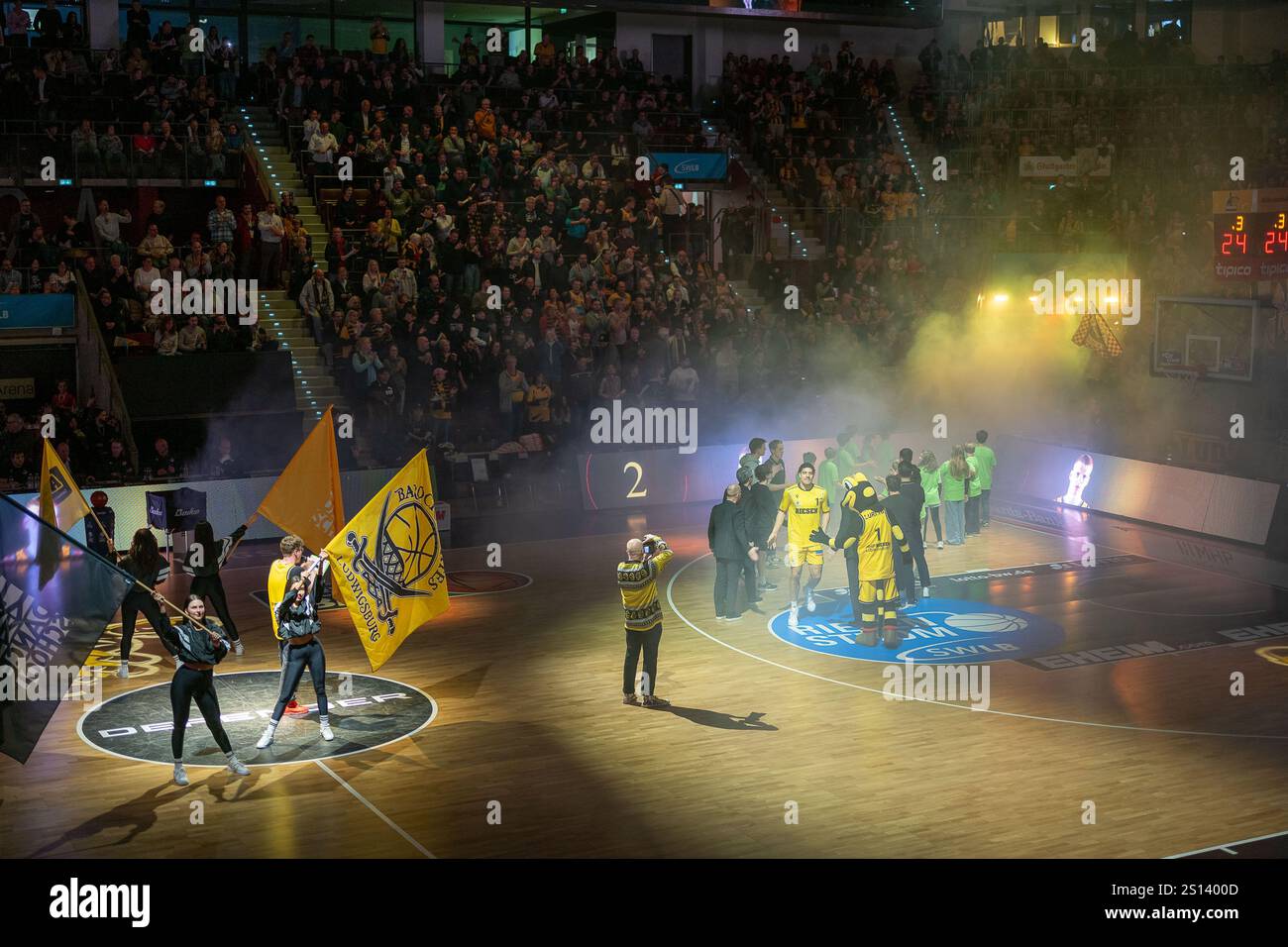 Uebersichtsfoto volle Halle, Ausverkauft, die Riesen laufen ein, Joel ...