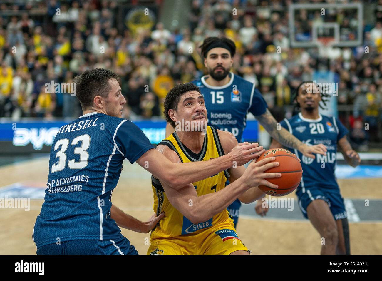 Ryan Mikesell (MLP Academics Heidelberg, #33), Joel Scott (MHP Riesen ...