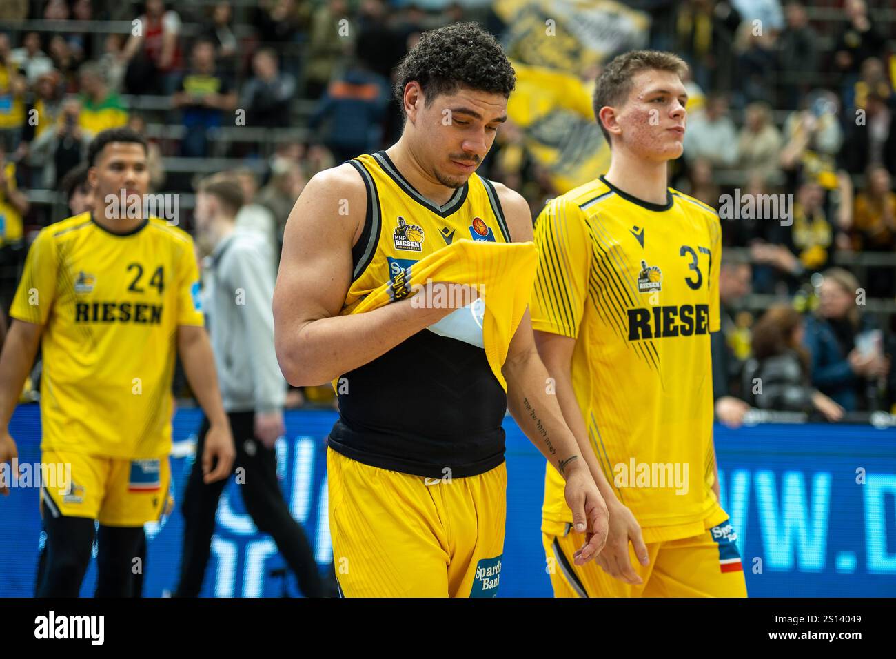 Brandon Tischler (MHP Riesen Ludwigsburg, #24), Joel Scott (MHP Riesen ...