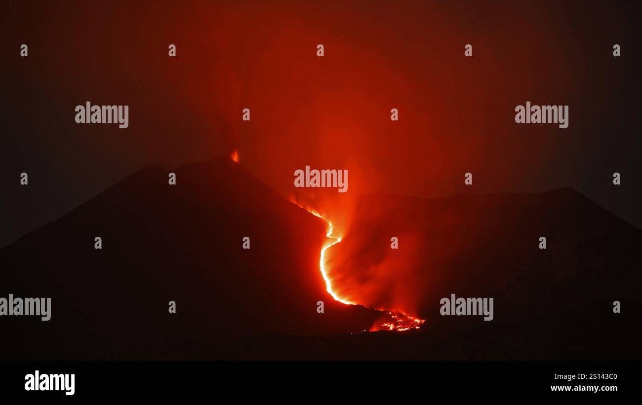 Volcanic eruption of Mount Etna, Italy, Sicilia Stock Photo - Alamy