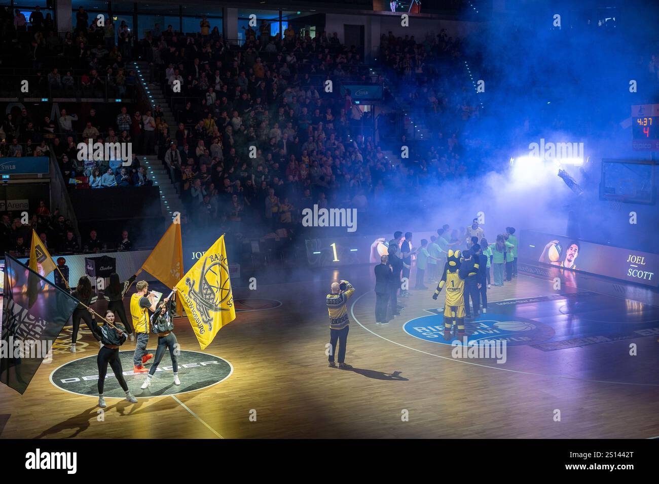 Uebersichtsfoto volle Halle, Ausverkauft, die Riesen laufen ein, Joel ...