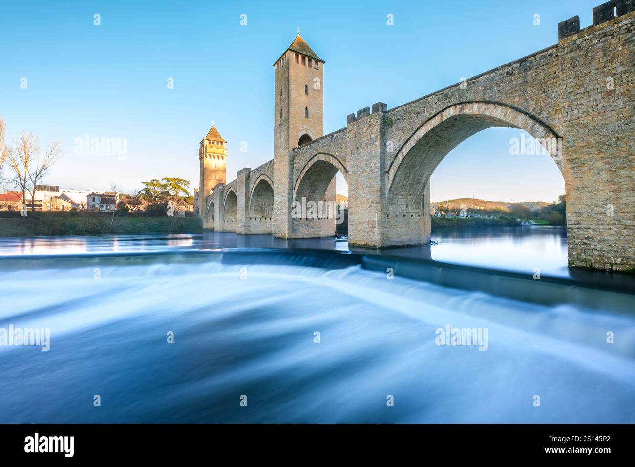 Water cascading under the 14th and 15th century Valentré bridge, a ...