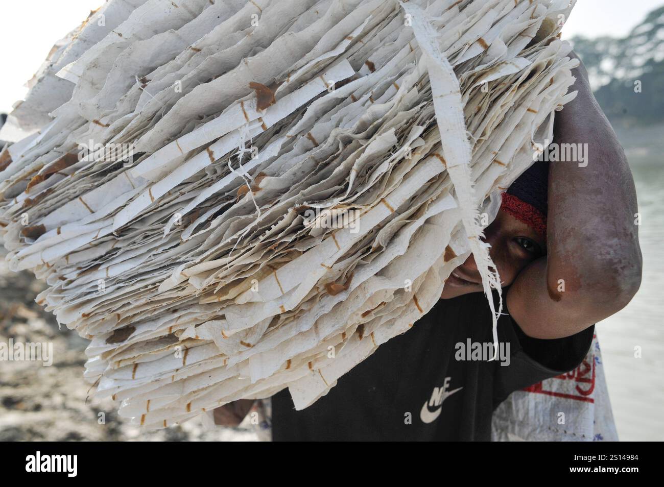Workers are risking their lives to wash cement bags in the water of ...