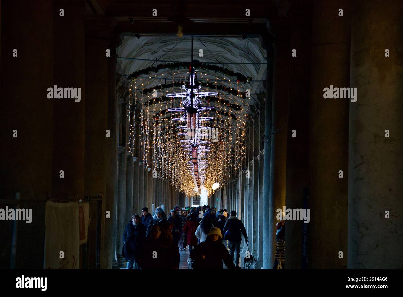 Venice, Italy. December 26, 2024. Tourists walk in a passage Stock ...