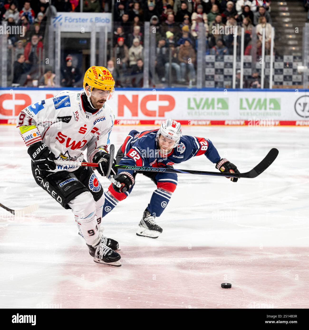 Miha Verlic (91, Fischtown Pinguins Bremerhaven, BHV ) Hayden Shaw (82 ...