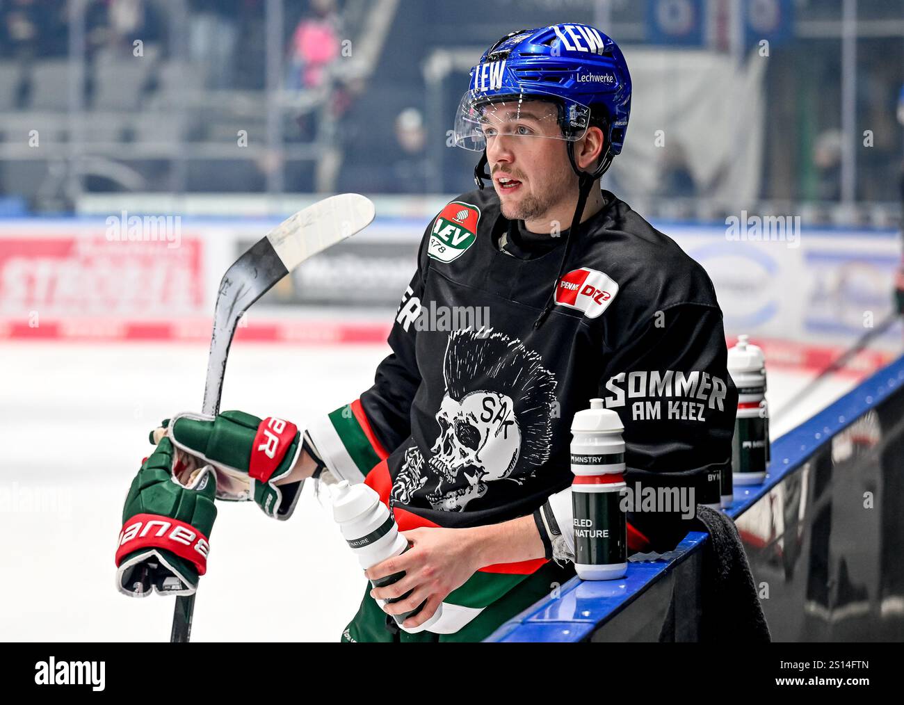 Riley McCourt (Augsburger Panther, #72) beim Warmup mit Trinkflasche ...