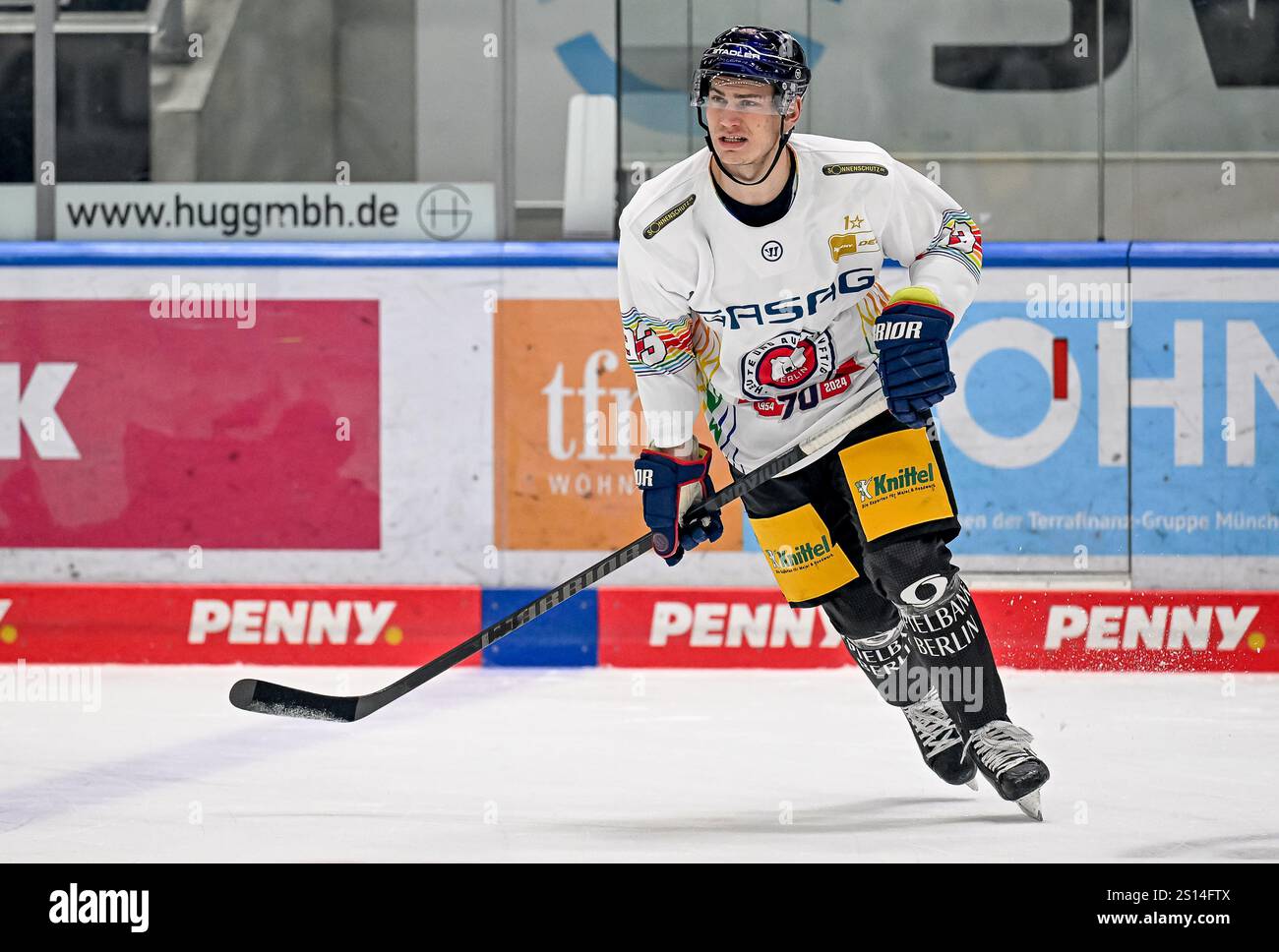 Leonhard Pfoederl (Eisbaeren Berlin, #93) beim Warmup. GER, Augsburger Panther vs. Eisbaeren ...