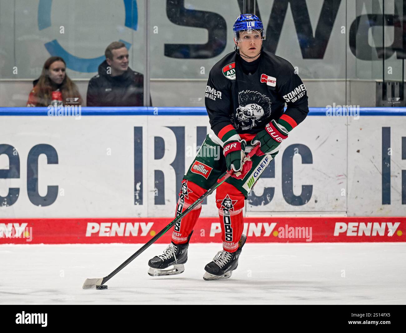 Alexander Oblinger (Augsburger Panther, #50) beim Warmup. GER ...